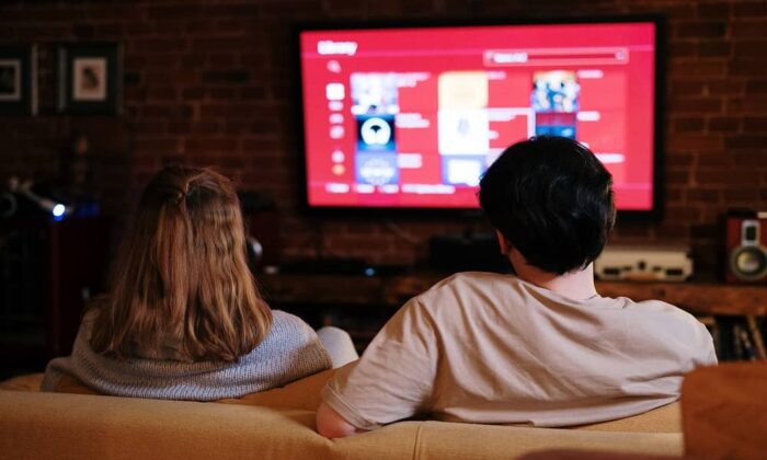 How Does Binge Watching Affect Your Mental Health: 5 Effects