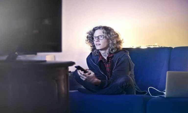 How Does Binge Watching Affect Your Mental Health: 5 Effects